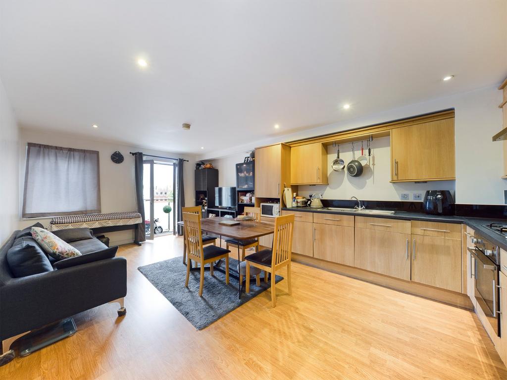 Halyards Court, Romford RM1 2 bed flat for sale - £280,000