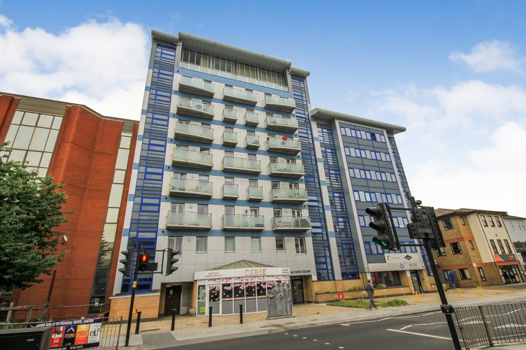 Halyards Court, Romford RM1 2 bed flat for sale - £270,000