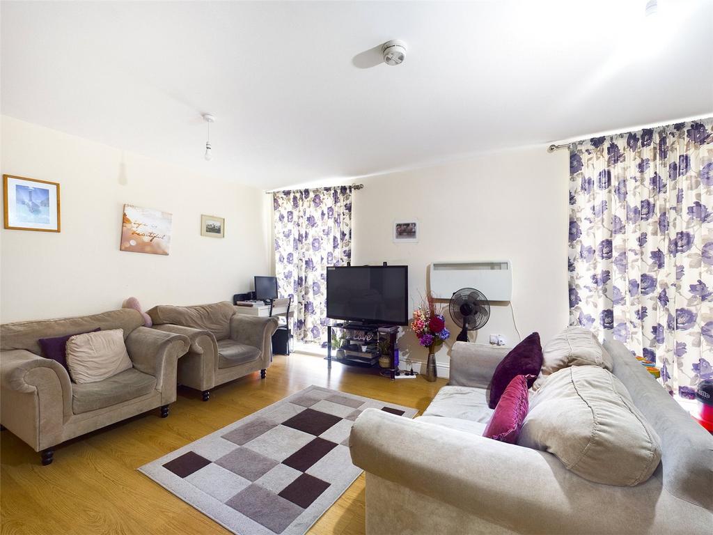 Western Road, Romford RM1 2 bed flat - £260,000