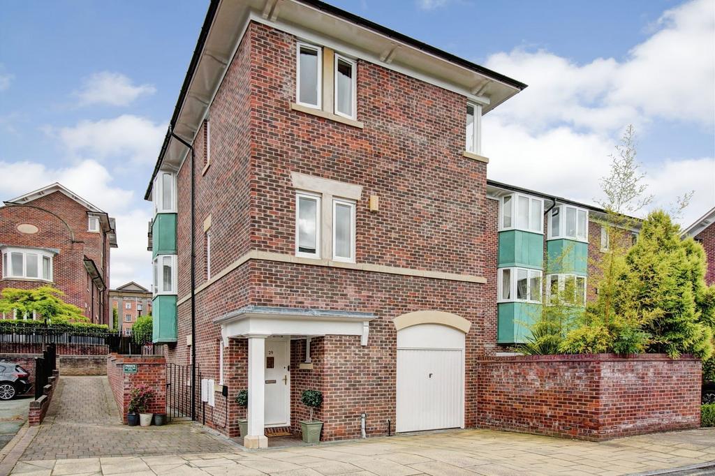 The Yonne, Cheshire West And Chester CH1 4 bed end of terrace house - £ ...