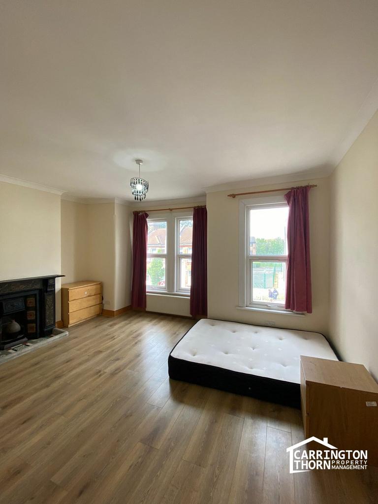 Eastcombe Avenue, London SE7 7LW 3 bed flat - £2,550 pcm (£588 pw)