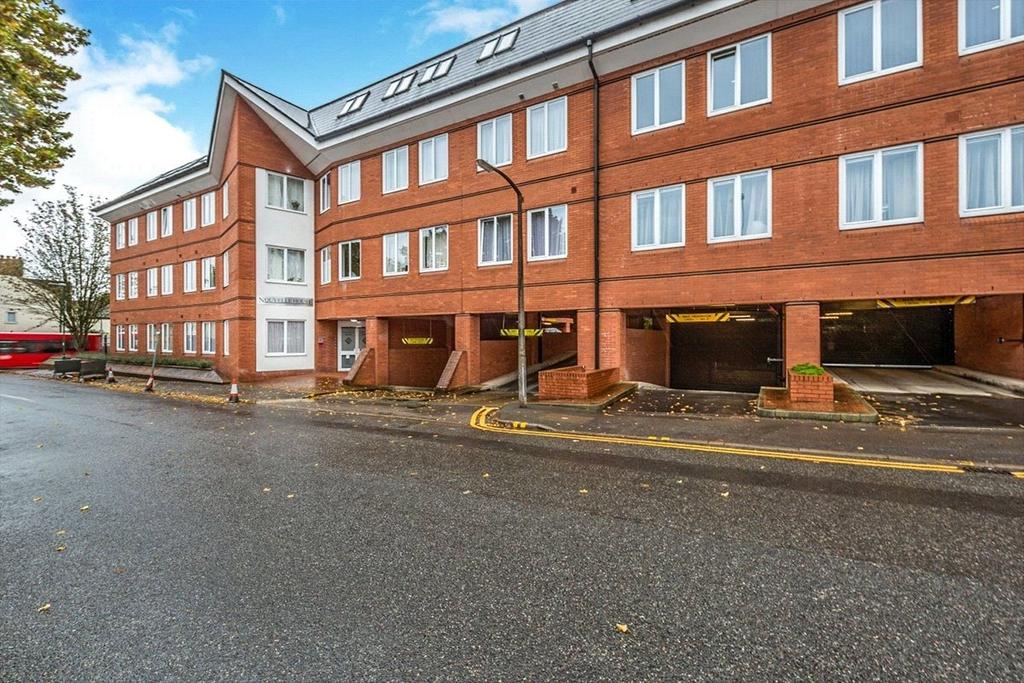 Sutton Court Road, Sutton SM1 1 bed flat - £1,400 pcm (£323 pw)
