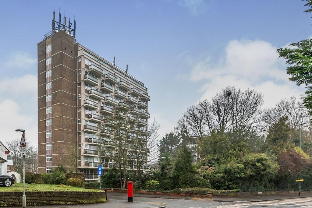 Leith Towers Grange Vale, Surrey SM2 Studio - £975 pcm (£225 pw)