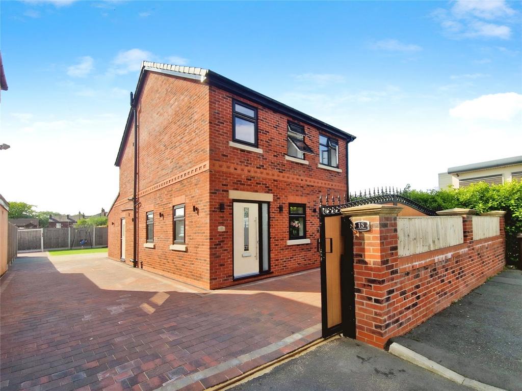 Queen Street, Manchester M38 3 bed detached house - £350,000