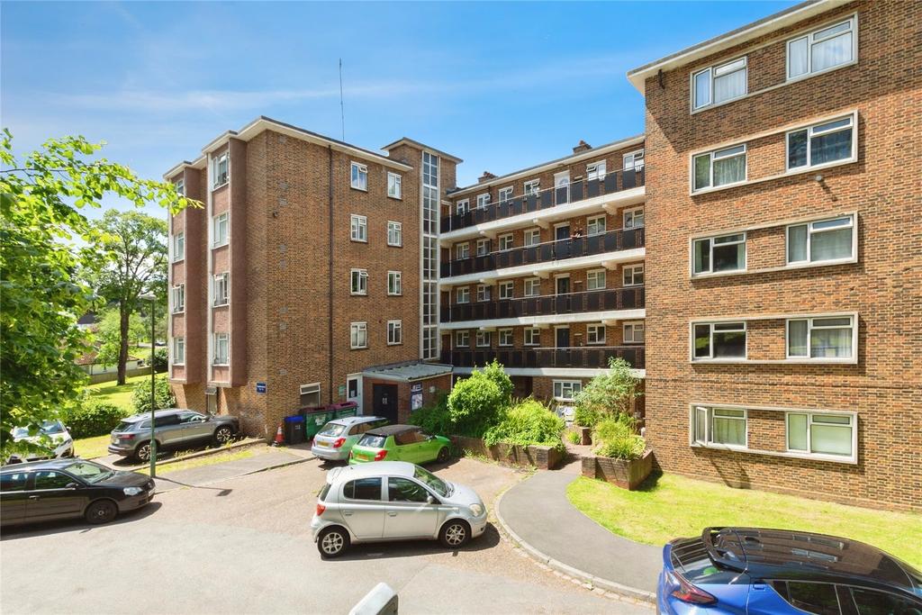Radcliffe Gardens, Carshalton SM5 2 bed flat - £270,000