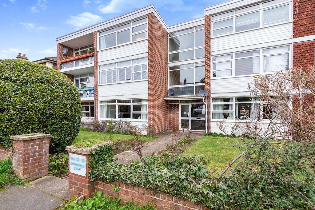 Springfield Road, Wallington SM6 3 bed flat - £385,000