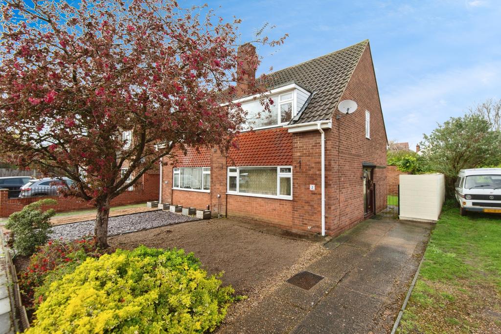 Ashdale Way, Whitton, Twickenham TW2 3 bed semi-detached house - £550,000