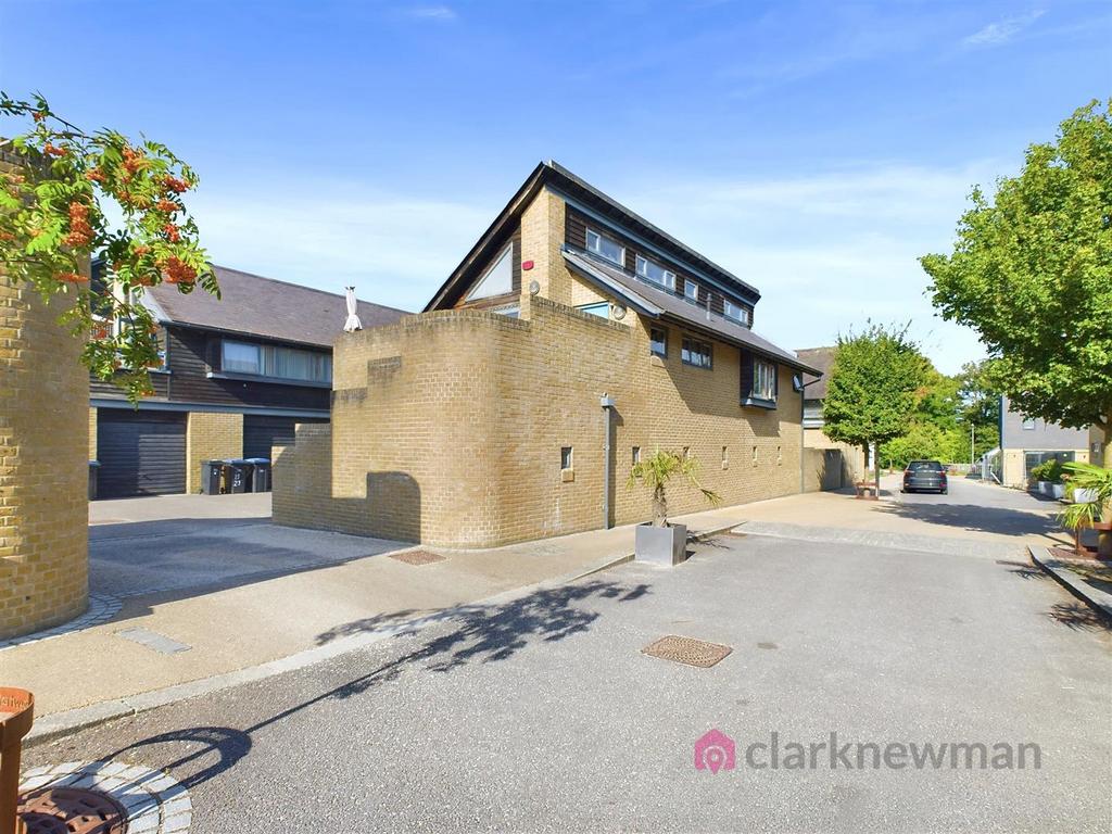 Alexandra Road, Harlow CM17 2 bed detached house for sale - £315,000
