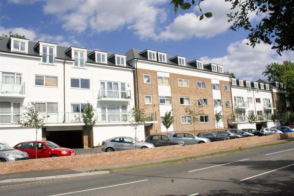 Watling Street, Radlett 2 bed flat - £1,695 pcm (£391 pw)
