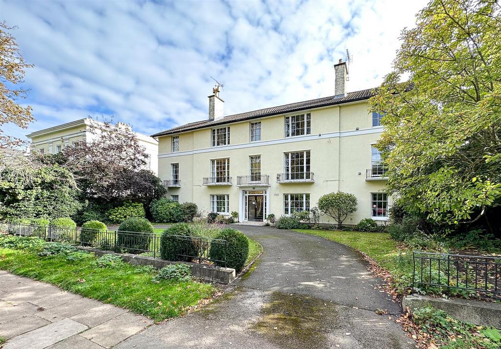 Pittville Lawn, Cheltenham GL52 2BW 2 bed flat - £1,250 pcm (£288 pw)