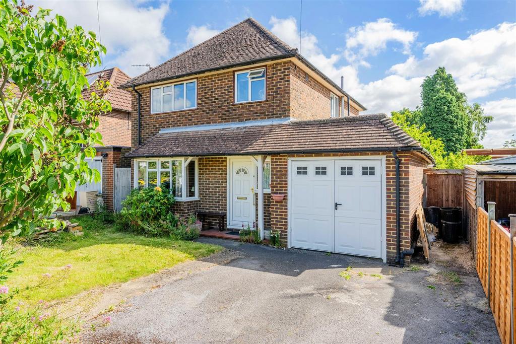 Nutfield Road, Merstham RH1 3 bed detached house - £650,000