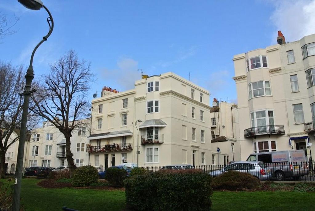 Russell Square, Brighton, BN1 2EE Studio - £850 pcm (£196 pw)