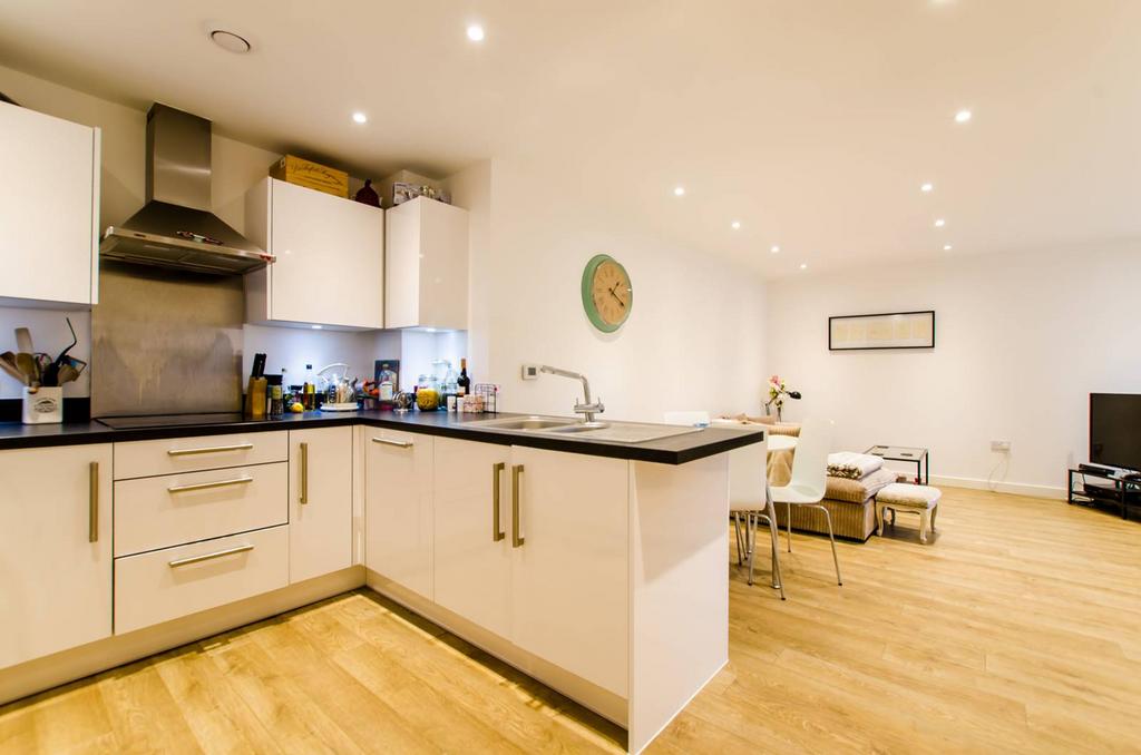 Florence Way, Balham, London, SW12 2 bed flat - £2,700 pcm (£623 pw)