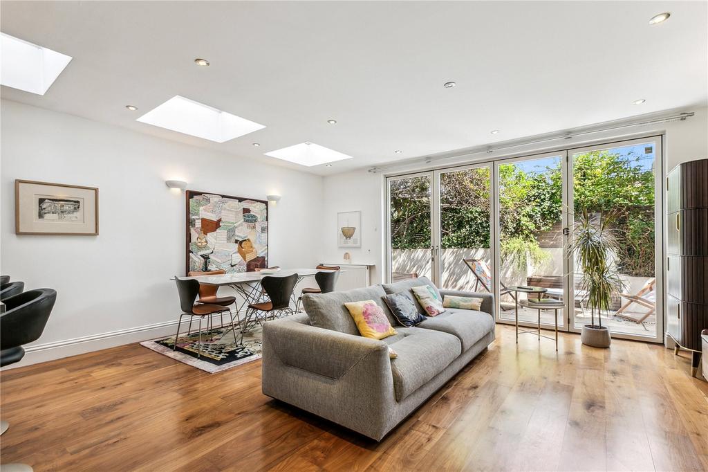 Forthbridge Road, SW11 3 bed apartment for sale - £955,000