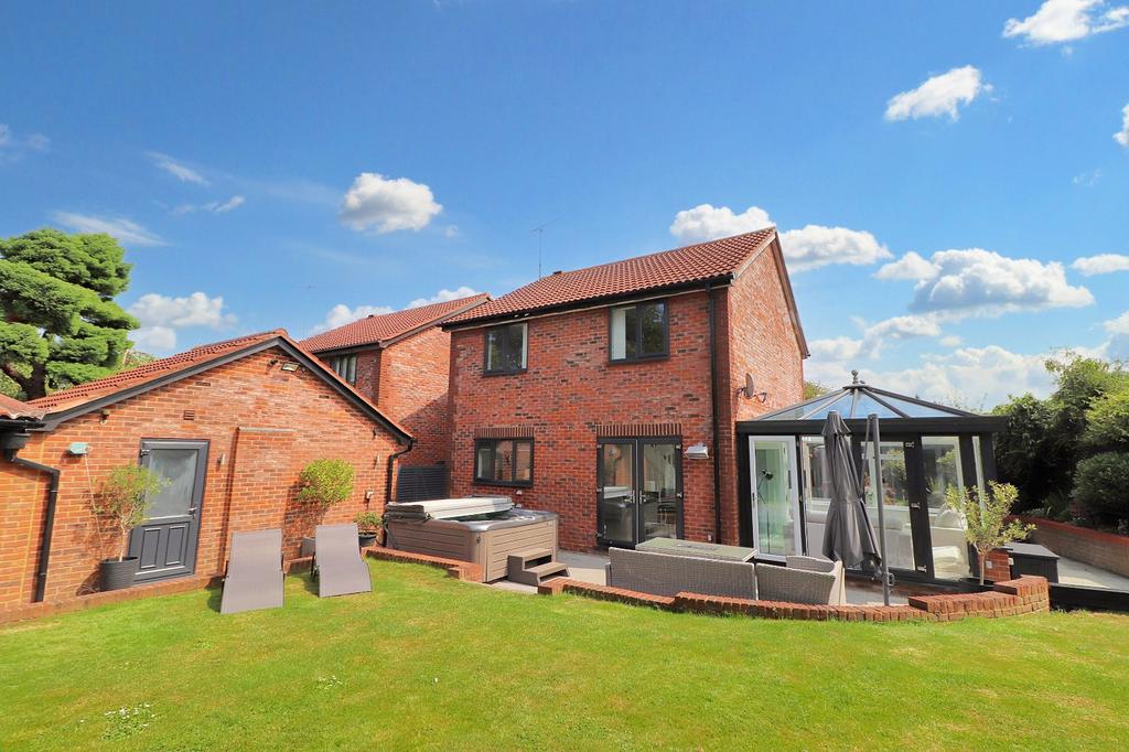 Hilton Close, Stevenage... 5 bed detached house - £695,000