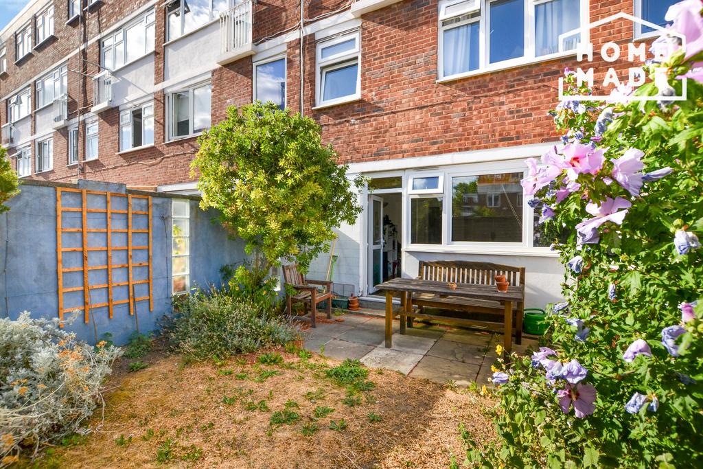 Fellows Court, Weymouth Terrace, E2 3 bed maisonette - £3,500 pcm (£808 pw)
