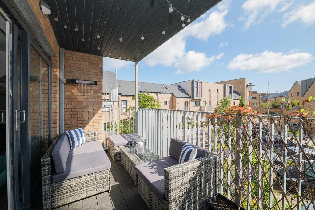 Lawrie Reilly Place, Abbeyhill... 2 bed flat - £275,000
