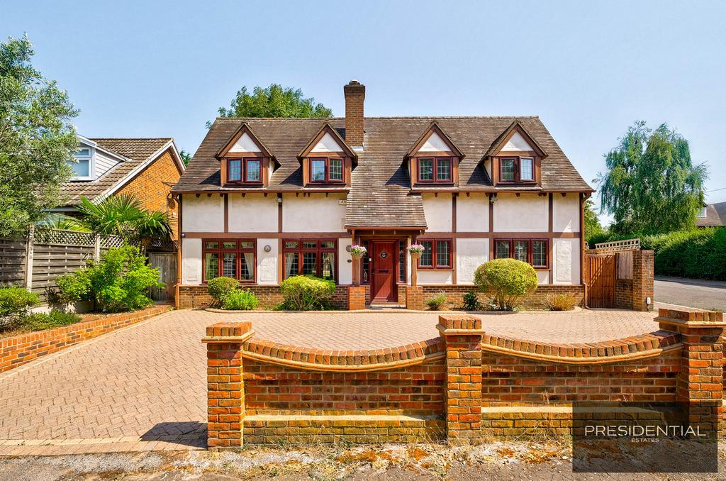Loughton IG10 4 bed detached house for sale - £1,000,000