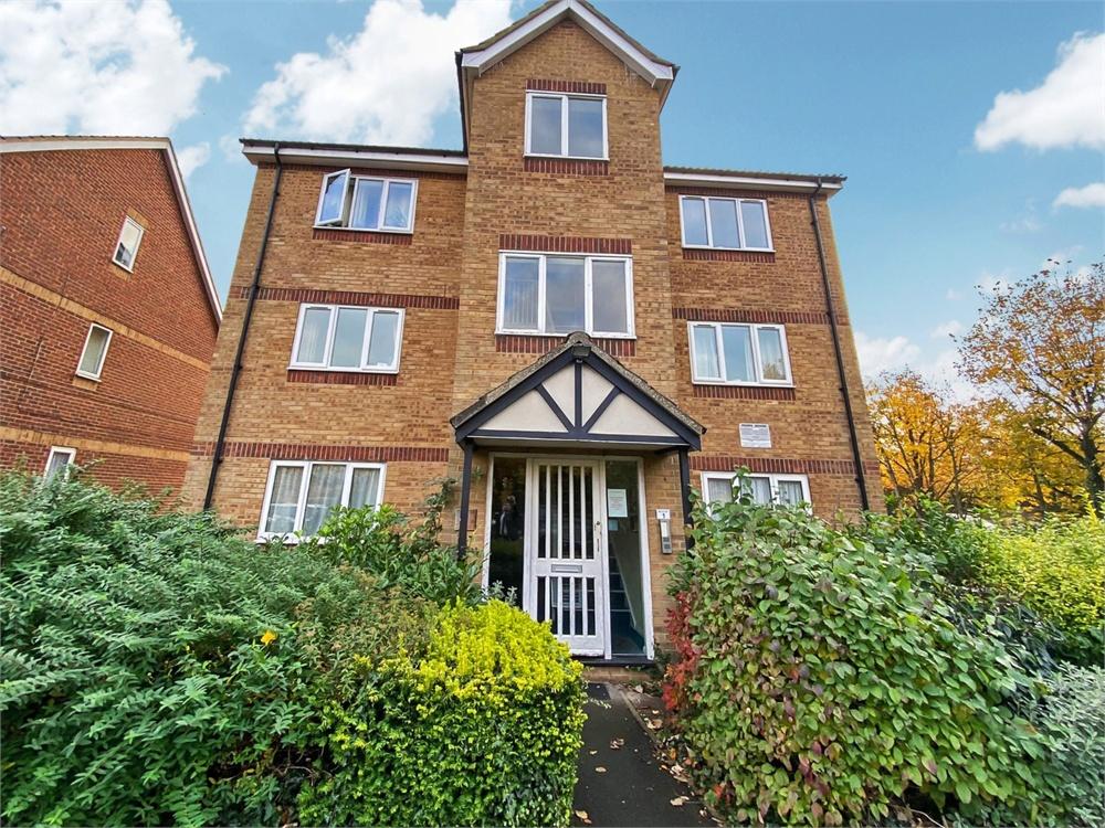 Bridgewater Court, Common Road... 1 bed apartment to rent - £1,150 pcm ...