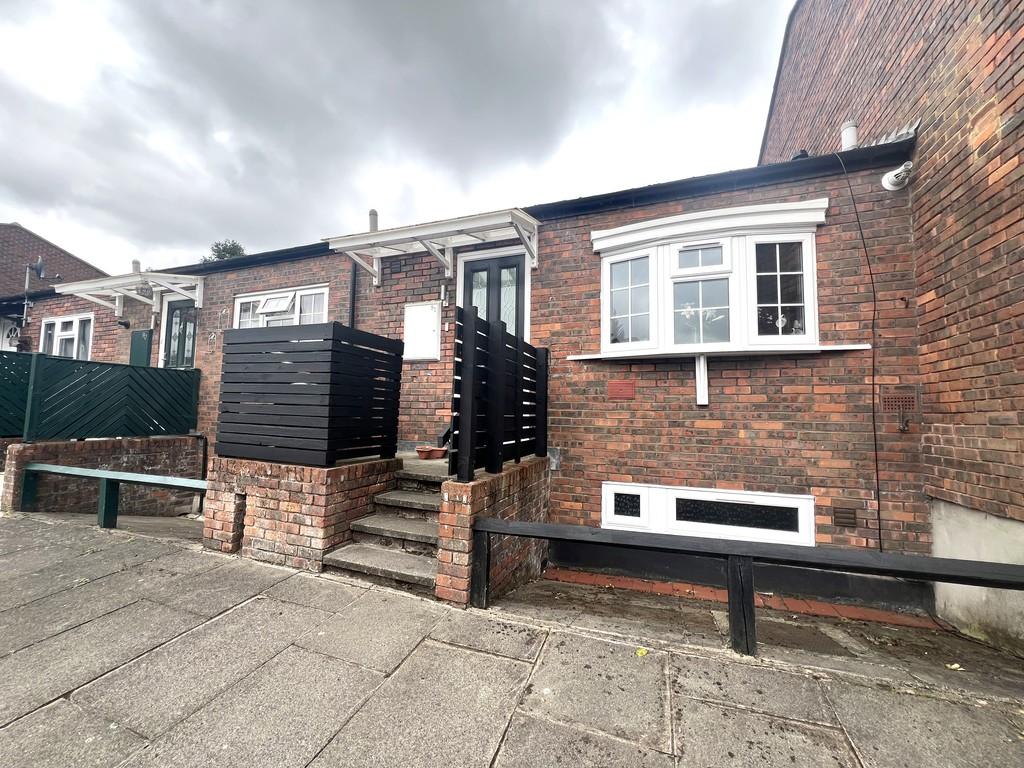 Braybourne Close, Uxbridge UB8 2 bed end of terrace house - £1,850 pcm ...