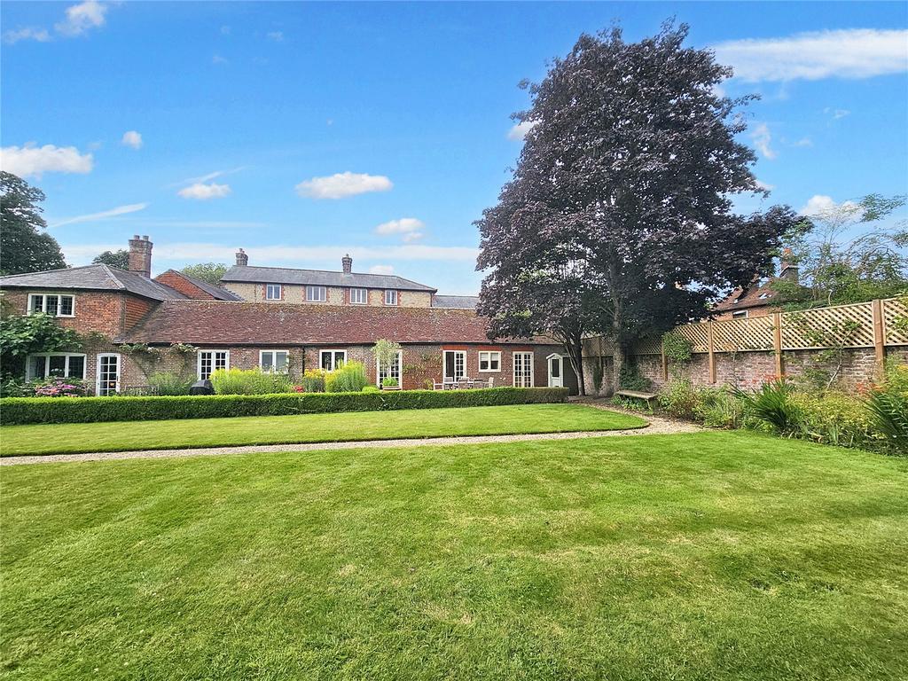 Angel Yard, Midhurst GU29 2 bed bungalow - £500,000