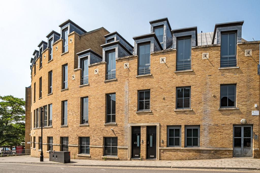 High Street, Windsor, SL4 1 bed maisonette - £1,250 pcm (£288 pw)