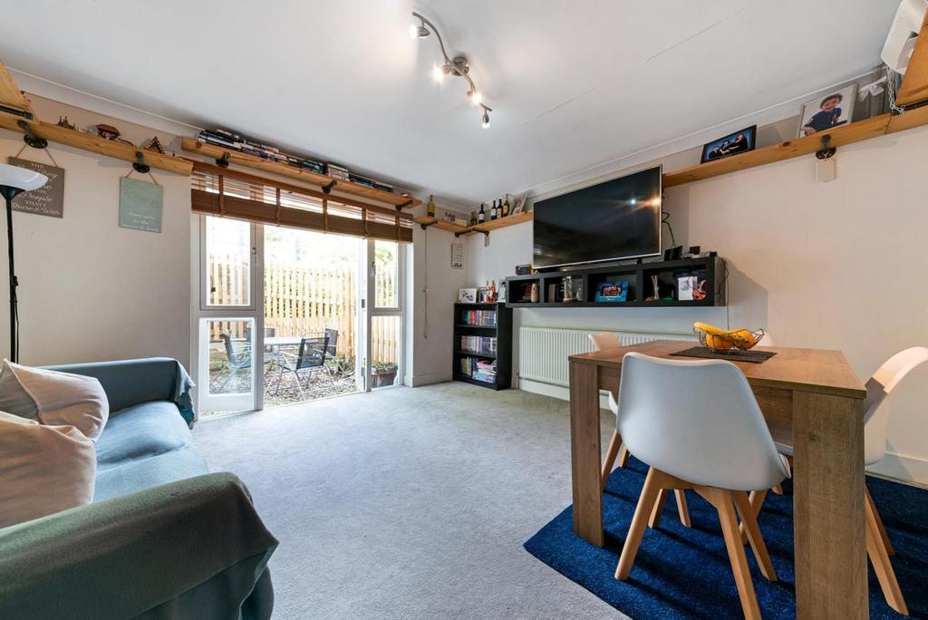 Elderwood Place, London SE27 3 bed end of terrace house - £550,000