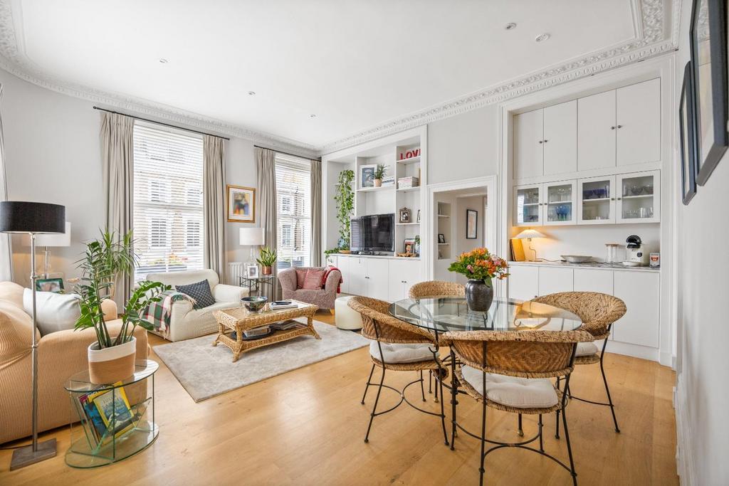 Chalcot Road. Primrose Hill NW1 3 bed flat - £4,000 pcm (£923 pw)