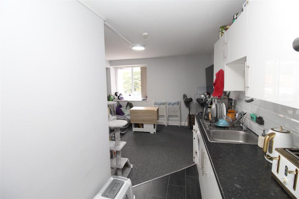 Broadway, Cardiff CF24 1 bed flat - £945 pcm (£218 pw)