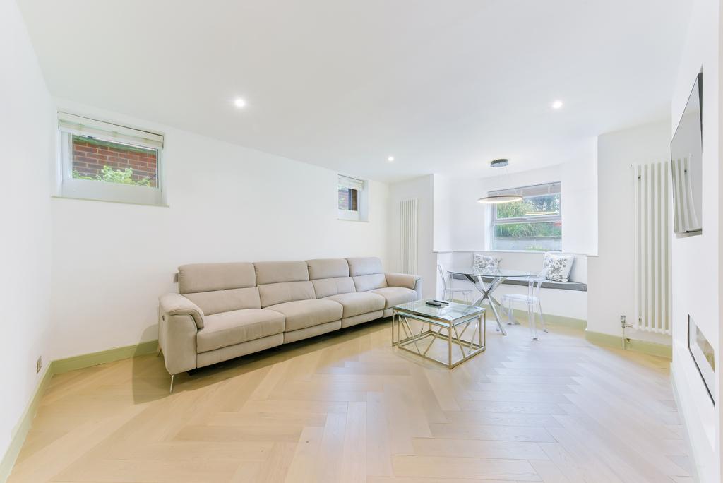 Darlaston Road, SW19 1 bed flat - £2,100 pcm (£485 pw)