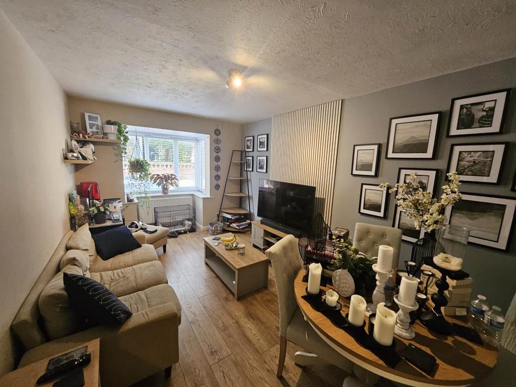 White House Court, High St, Barkway 2 bed ground floor flat - £1,000 ...