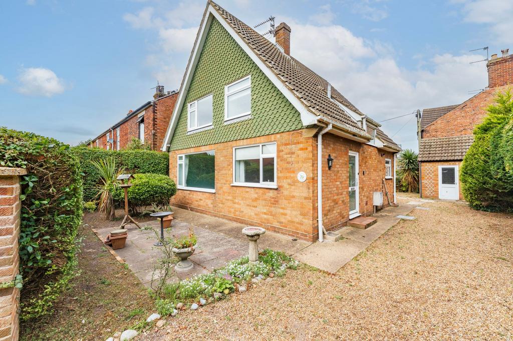 Garfield Terrace, Caister-On-Sea 2 bed detached house - £220,000