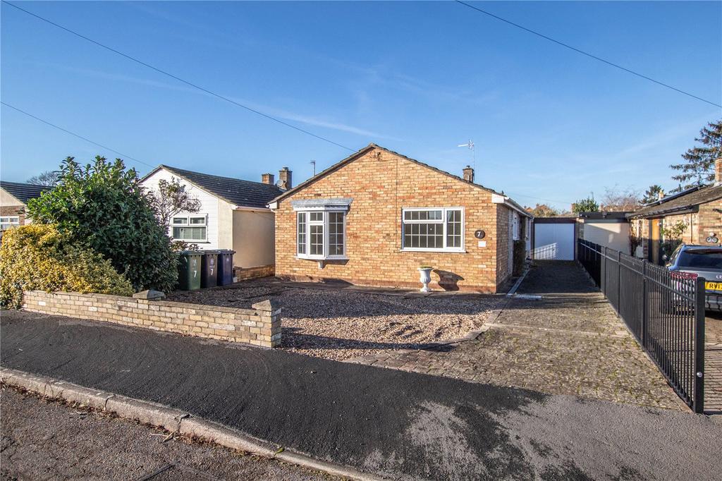 Arcadia Gardens, Oakington... 4 bed bungalow for sale - £395,000