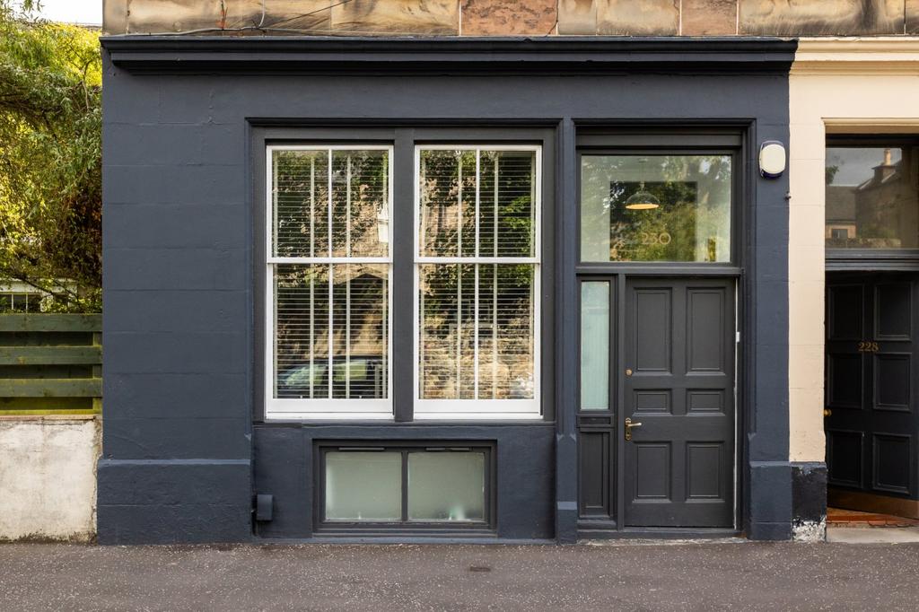 230 Newhaven Road, Newhaven... 2 bed flat - £265,000