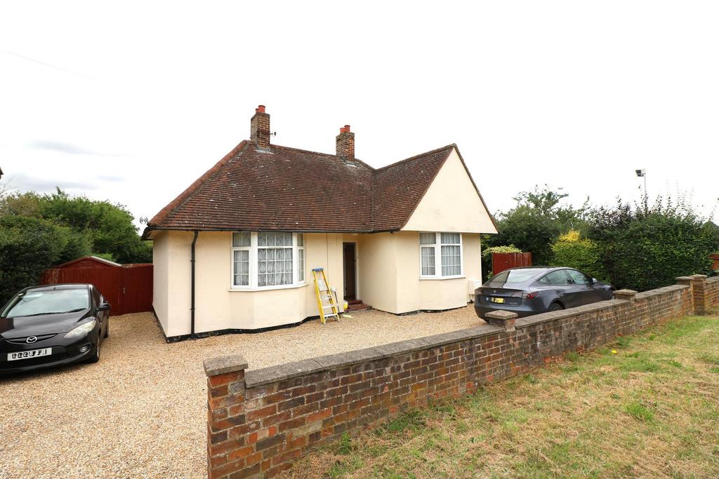 London Road, Woolmer Green, SG3 2 bed bungalow - £1,600 pcm (£369 pw)