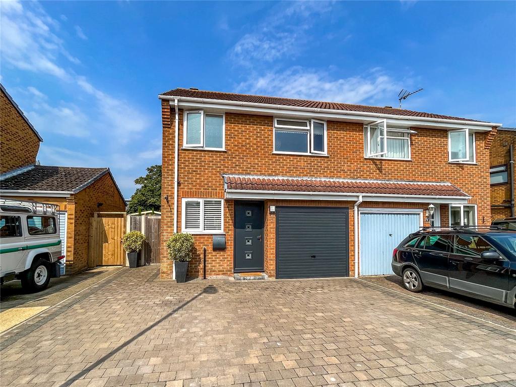Andover Close, Mudeford... 3 bed semi-detached house - £450,000