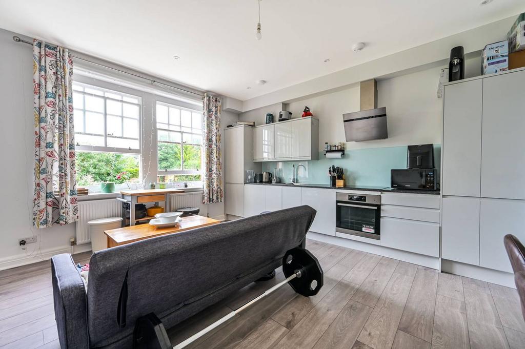 Grove Road, Merrow, Guildford, GU1 2 bed flat - £450,000