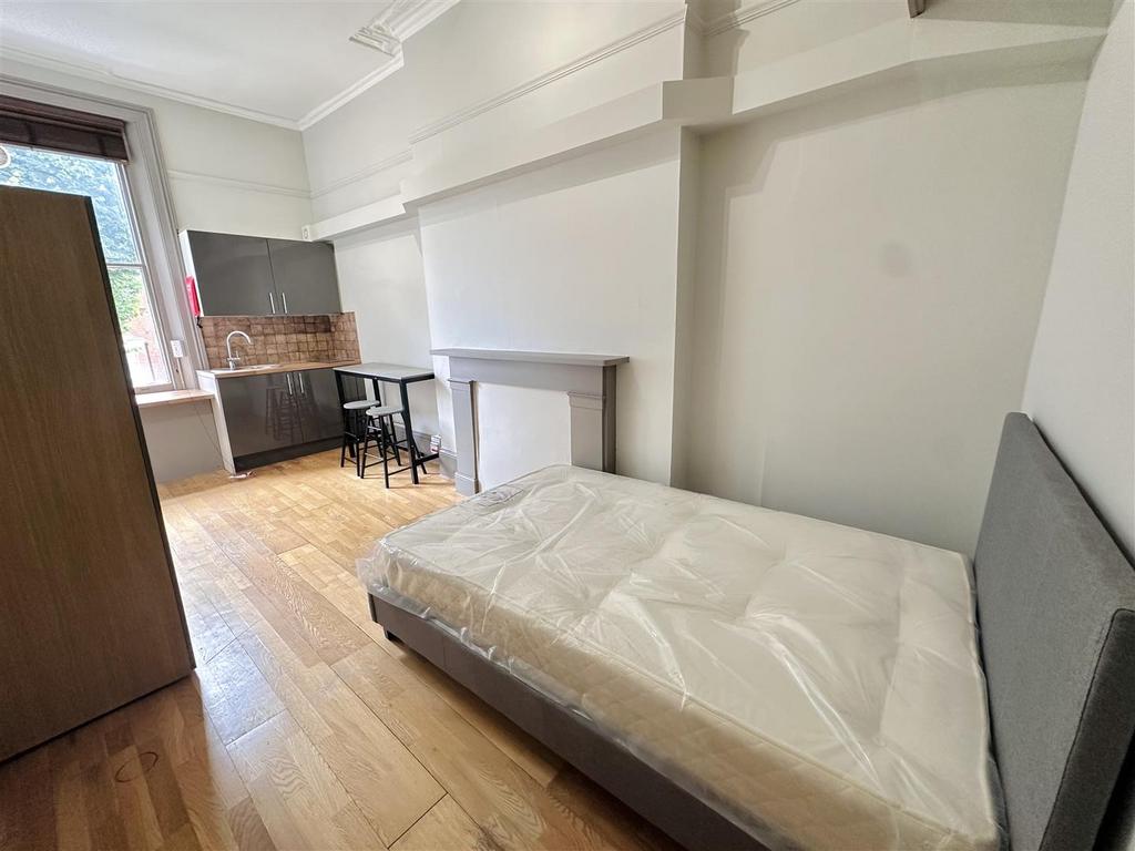 Belsize Avenue, Belsize Park, London... Studio - £1,350 pcm (£312 pw)