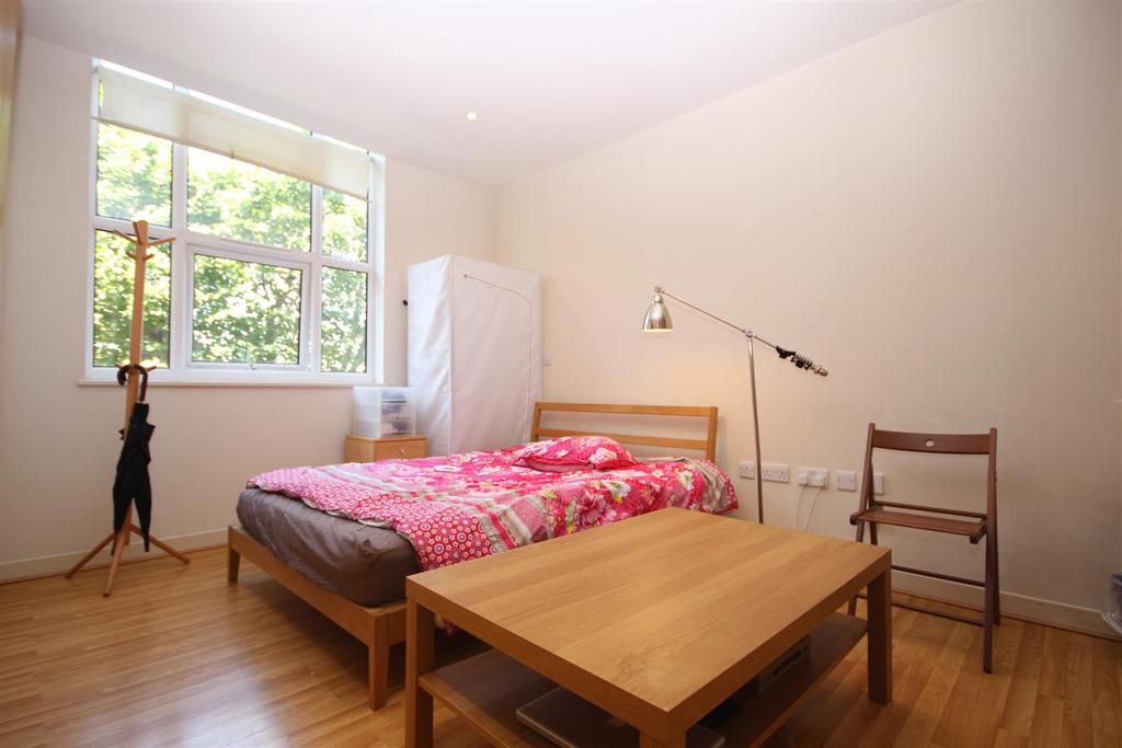 Bromyard House, Acton W3 7BY Studio - £1,248 pcm (£288 pw)
