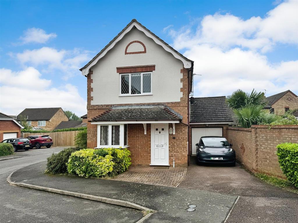 Hempland Close, Corby NN18 3 bed detached house - £269,950