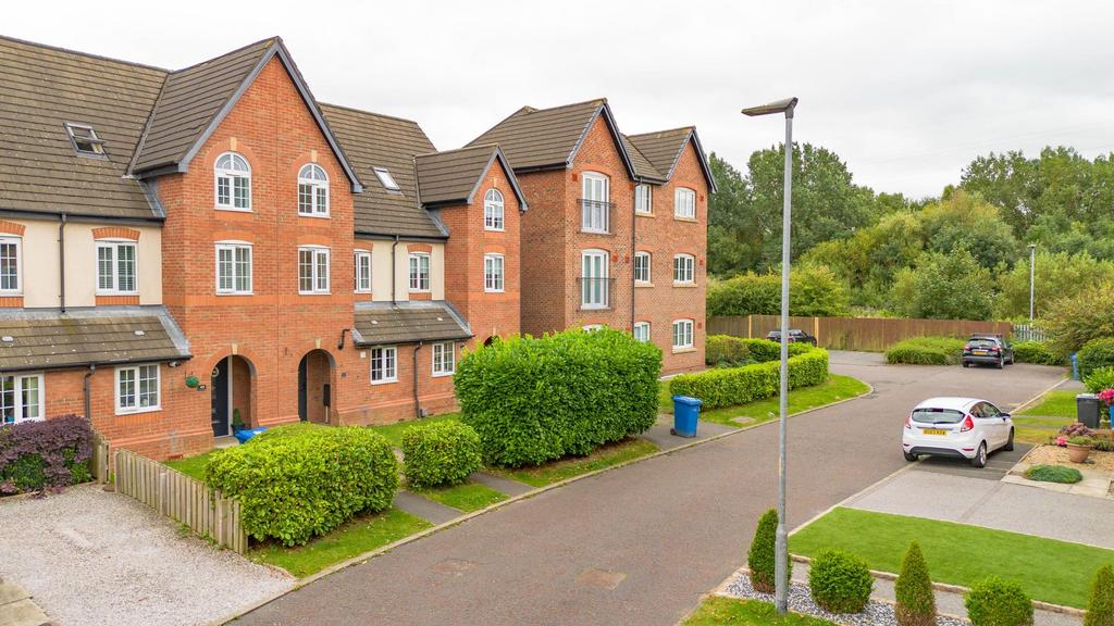 Lytham Close, Great Sankey, WA5 3 bed townhouse - £260,000