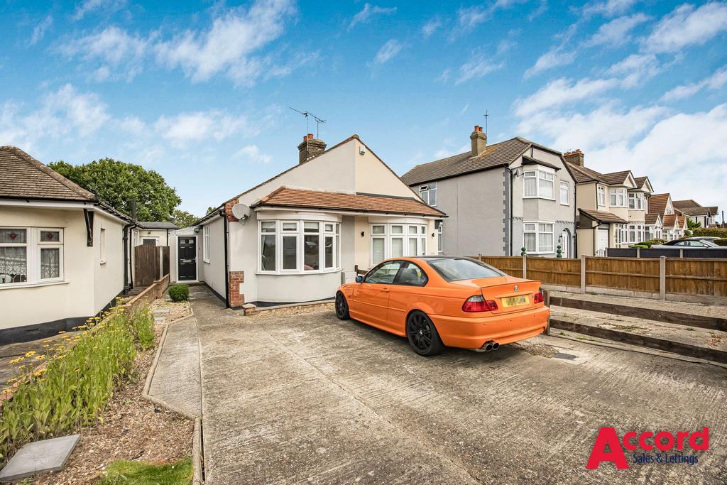Chase Cross Road, Romford, RM5 1 bed semi-detached bungalow - £400,000