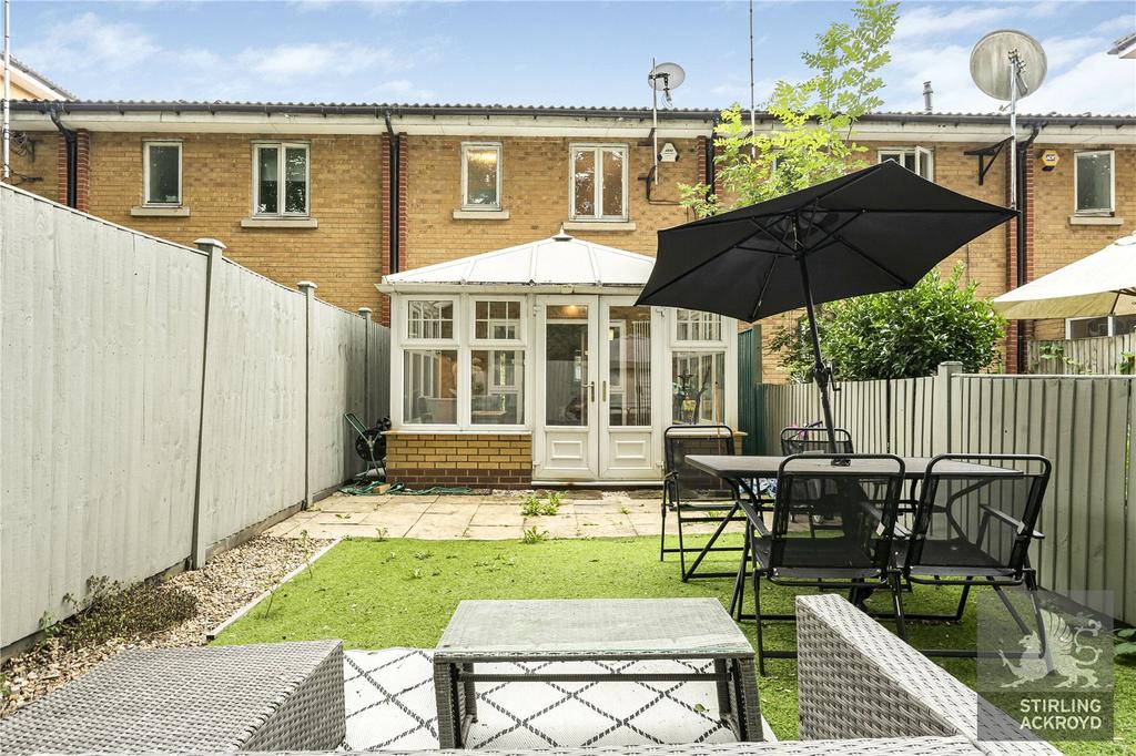 Shalbourne Square, Hackney Wick... 2 bed terraced house - £2,600 pcm (£ ...