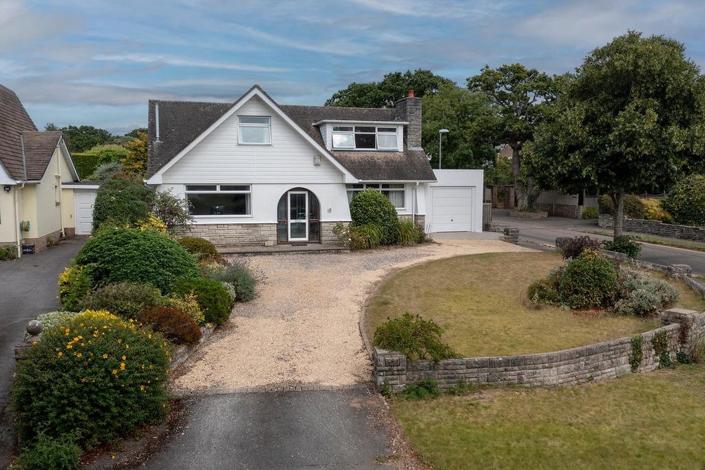 Montagu Road, Highcliffe... 4 bed chalet - £815,000