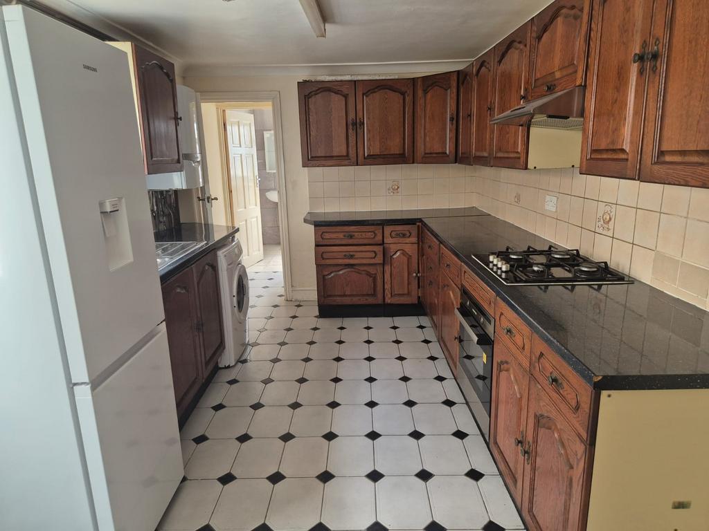Chadwell Road, RM17 5SY 4 bed terraced house - £1,850 pcm (£427 pw)