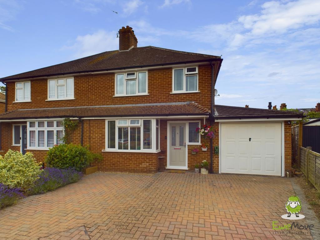Highfield Chase, Basingstoke... 3 bed semi-detached house - £465,000