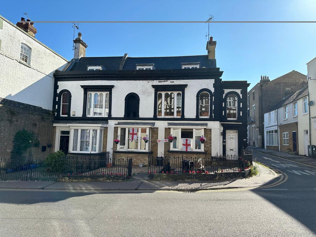 High Street, Ramsgate, CT11 3 bed flat - £1,250 pcm (£288 pw)