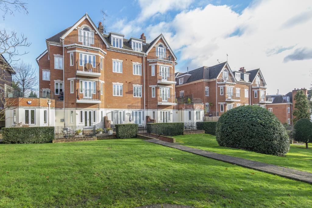 Wimbledon Hill Road, London SW19 2 bed apartment - £795,000