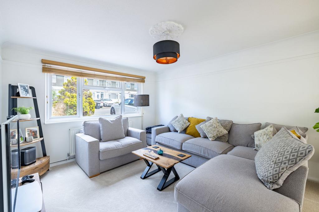 Silkham Road, Oxted, RH8 3 bed end of terrace house - £2,250 pcm (£519 pw)