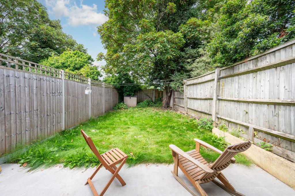 Wells House Road, North Acton... 2 bed flat - £450,000